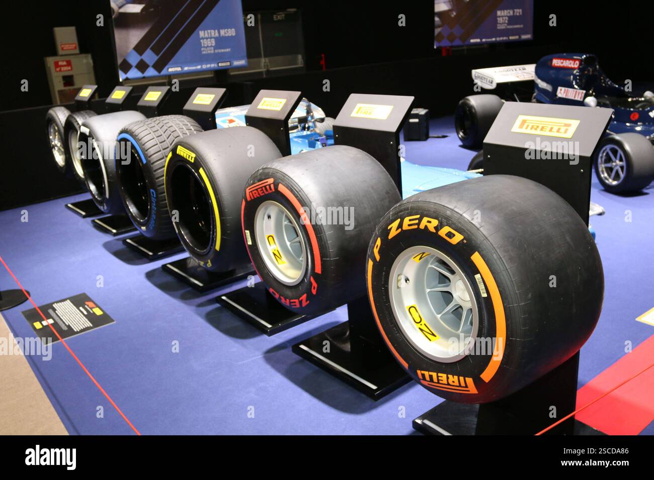 Pirelli P Zero F1 Formel 1 Reifen, Rennreifen, 49. Salon Retromobile 05. - 09.02.2025, Oldtimer ...