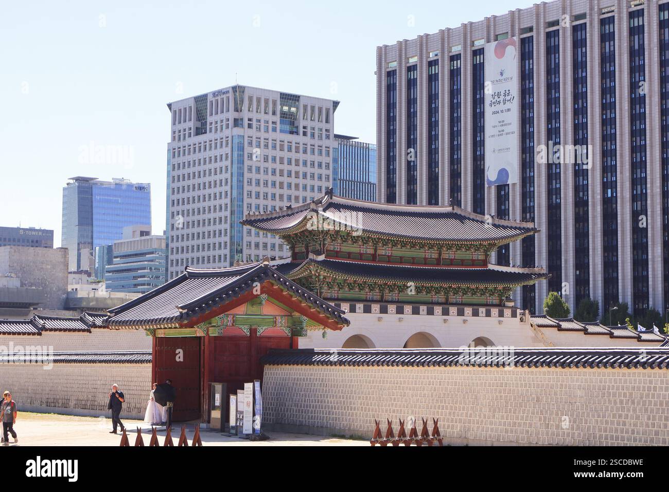 Traditional Korean palace gate against backdrop of modern city ...