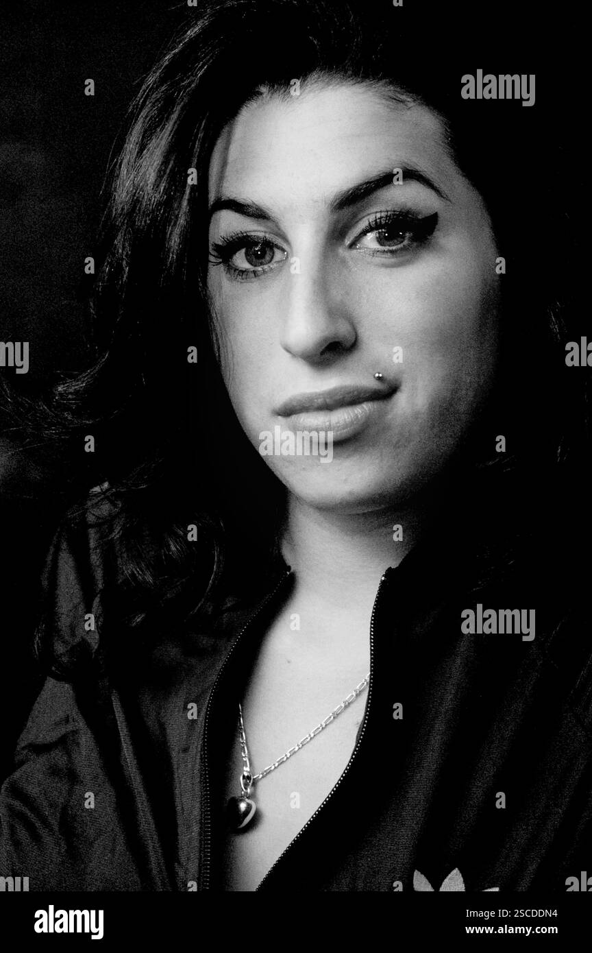 Amy winehouse barfly hi-res stock photography and images - Alamy