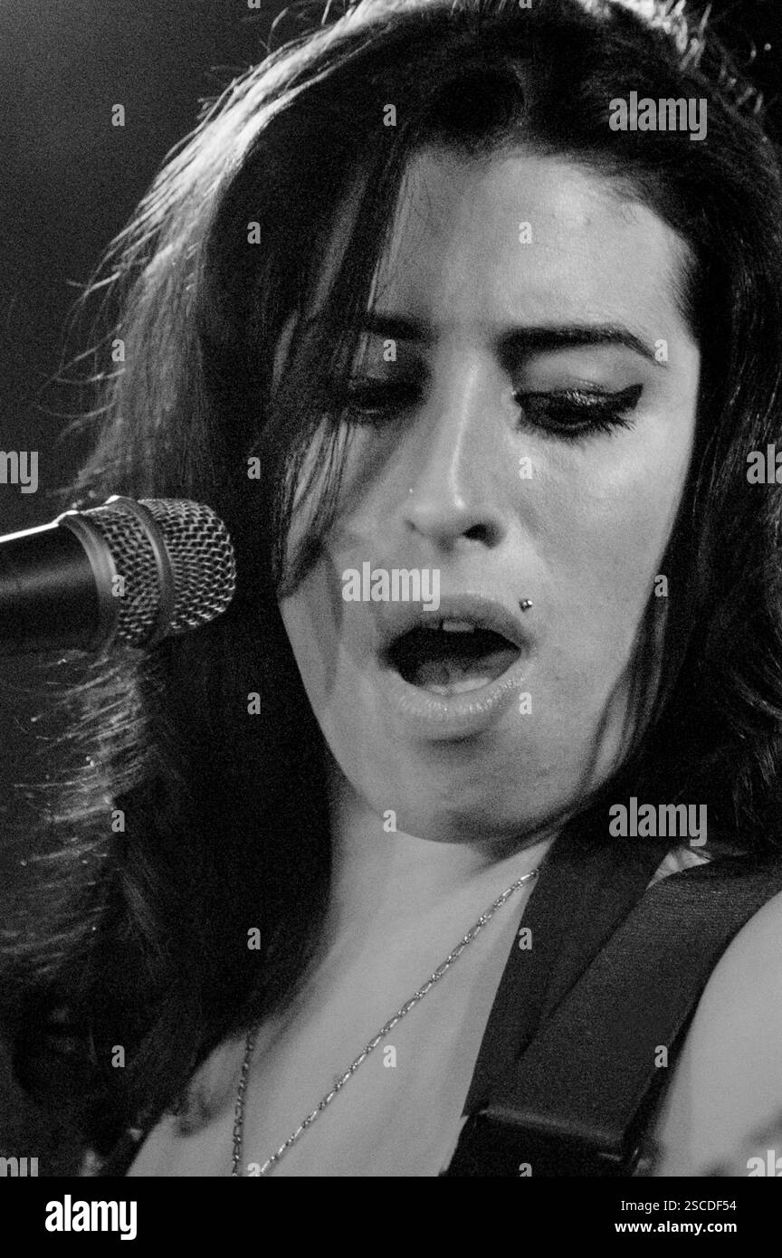 AMY WINEHOUSE, YOUNG, SMALL CONCERT, 2004: Iconic British singer Amy ...