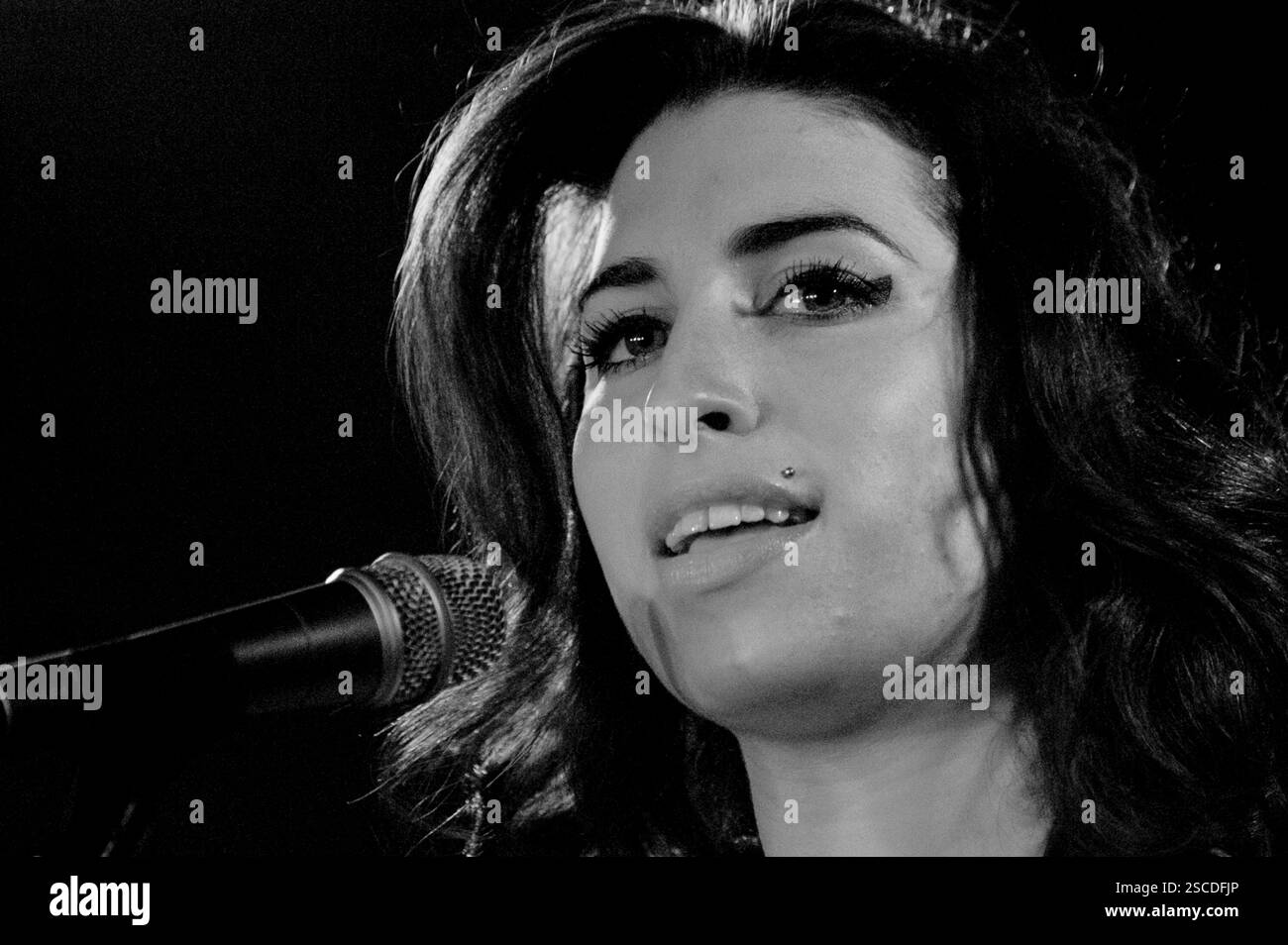 AMY WINEHOUSE, YOUNG, SMALL CONCERT, 2004: Iconic British singer Amy ...