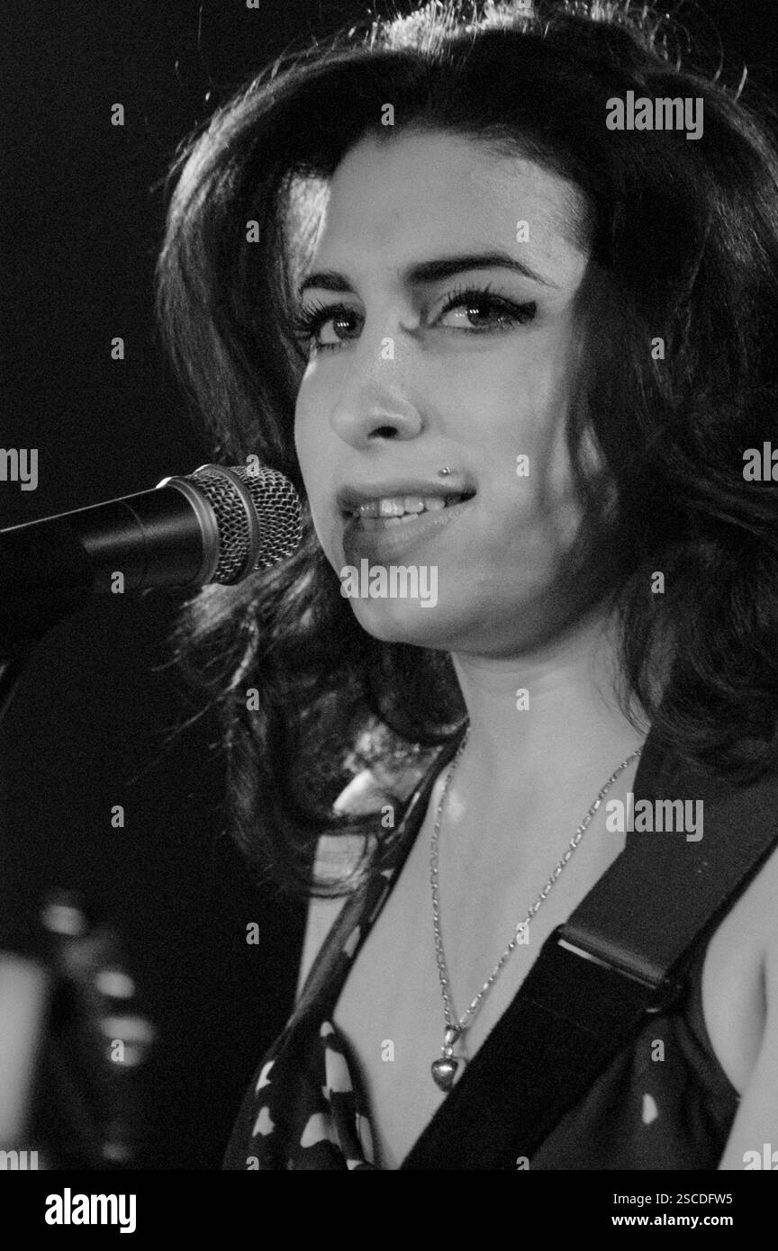 AMY WINEHOUSE, YOUNG, SMALL CONCERT, 2004: Iconic British singer Amy ...