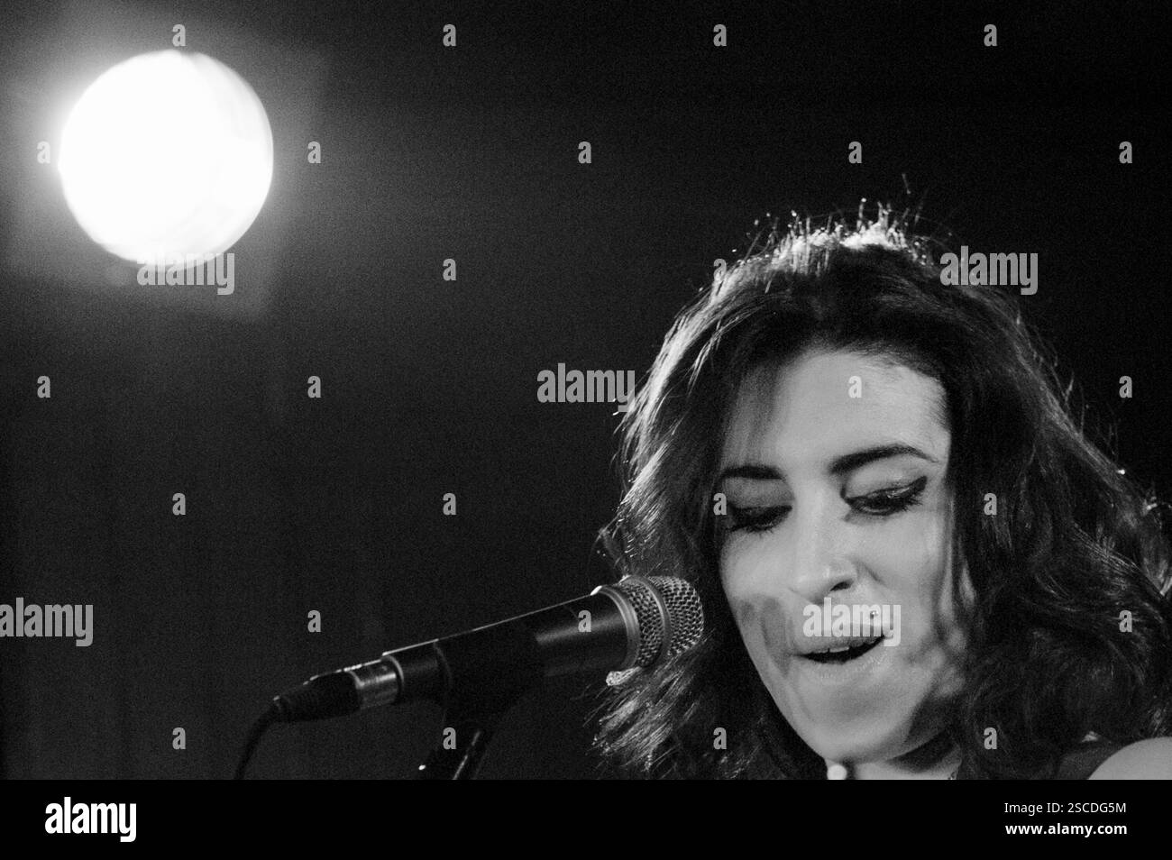 AMY WINEHOUSE, YOUNG, SMALL CONCERT, 2004: Iconic British singer Amy ...