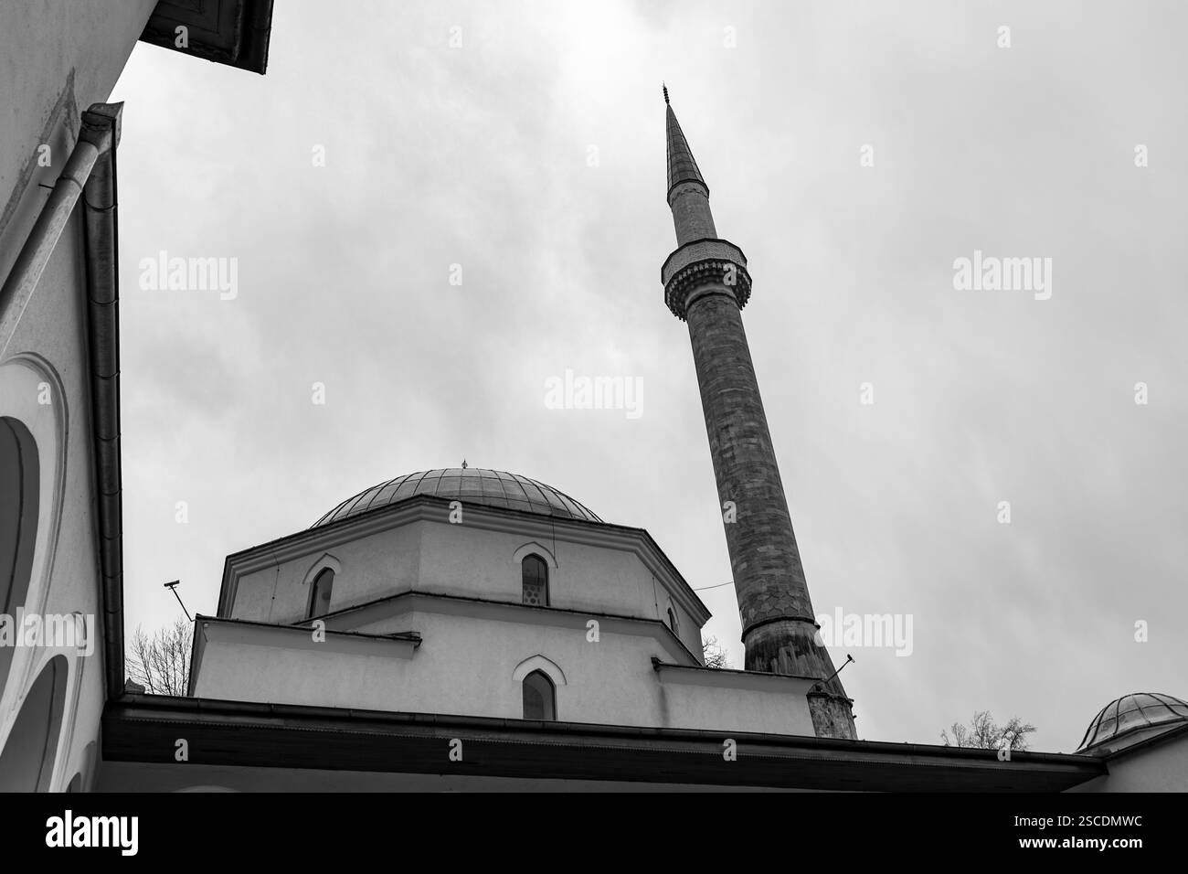 Landmark mosque in downtown Black and White Stock Photos & Images - Alamy