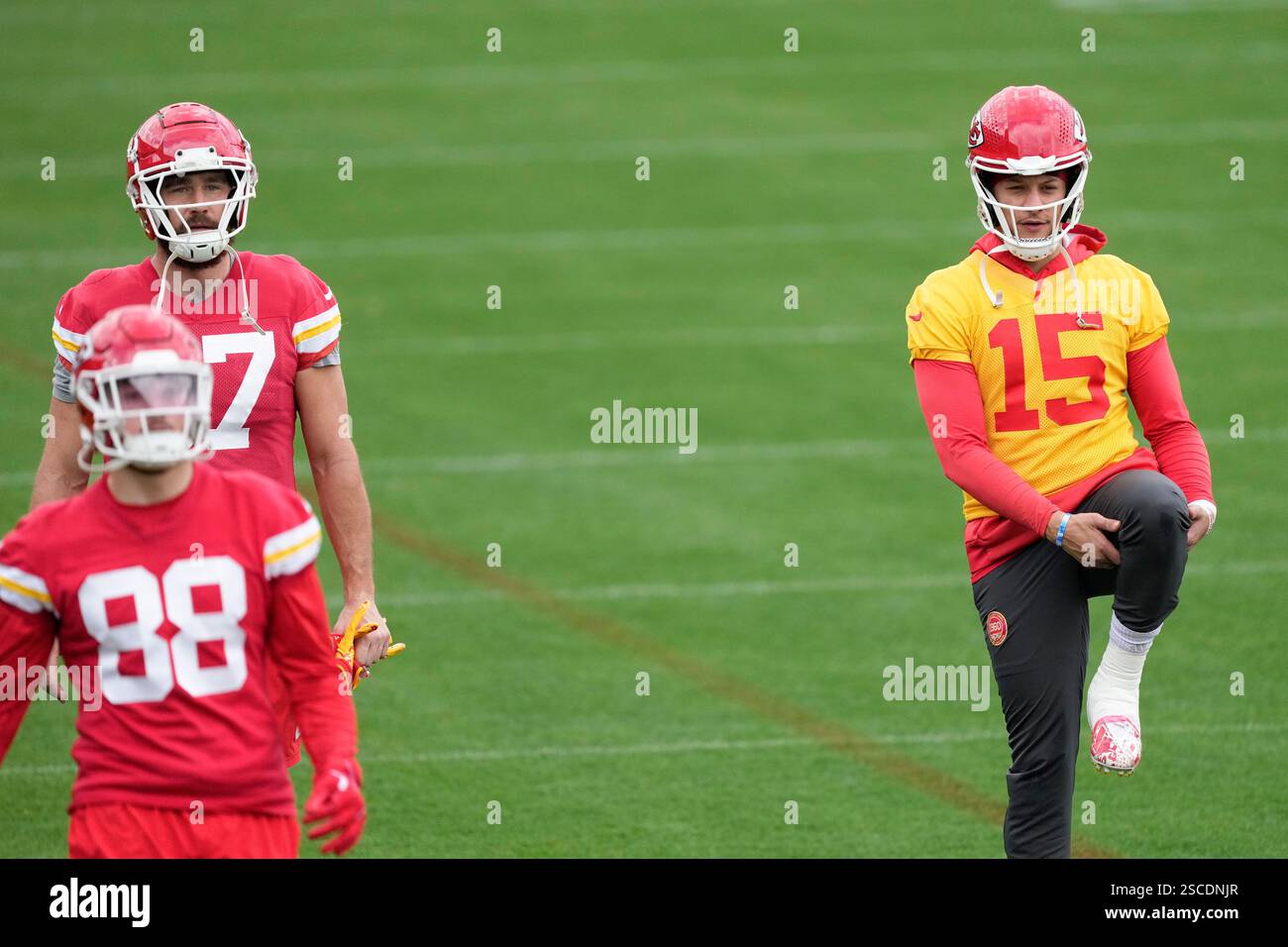 Kansas City Chiefs quarterback Patrick Mahomes (15) and tight end ...