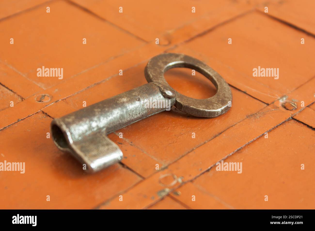 The rusty key from an old trunk Stock Photo - Alamy