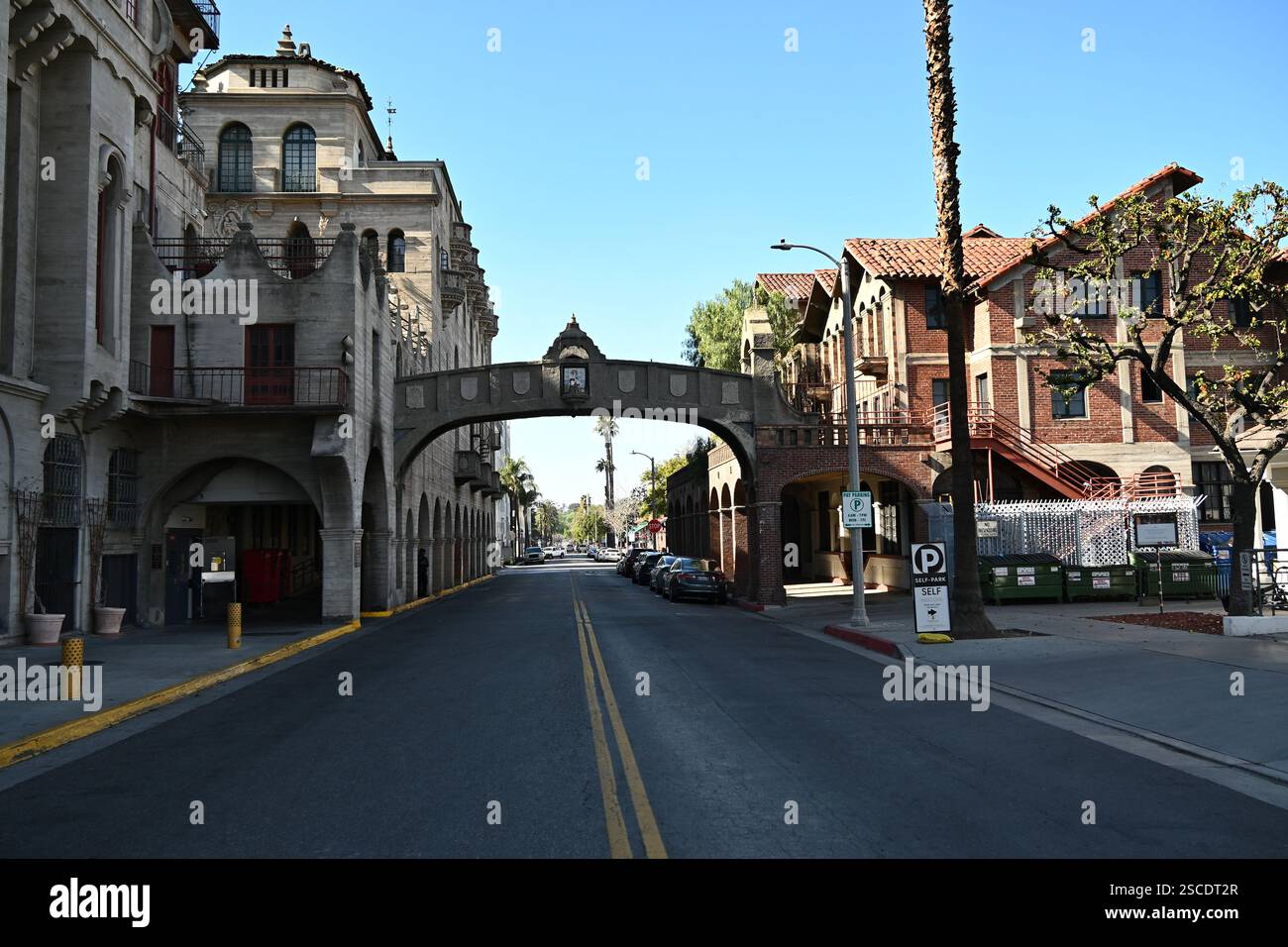 RIVERSIDE, CALIFORNIA - 2 FEB 2025: Skywalk between buildings over 6th ...