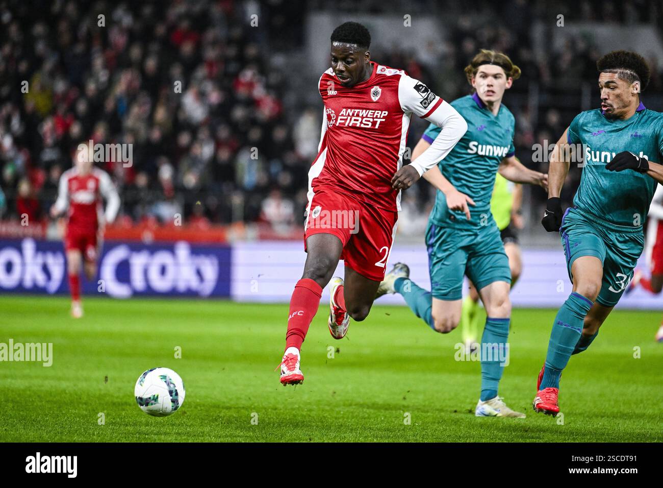 Antwerp, Belgium. 06th Feb, 2025. Antwerp's Mohamed Bayo and Anderlecht's Adryelson pictured in ...