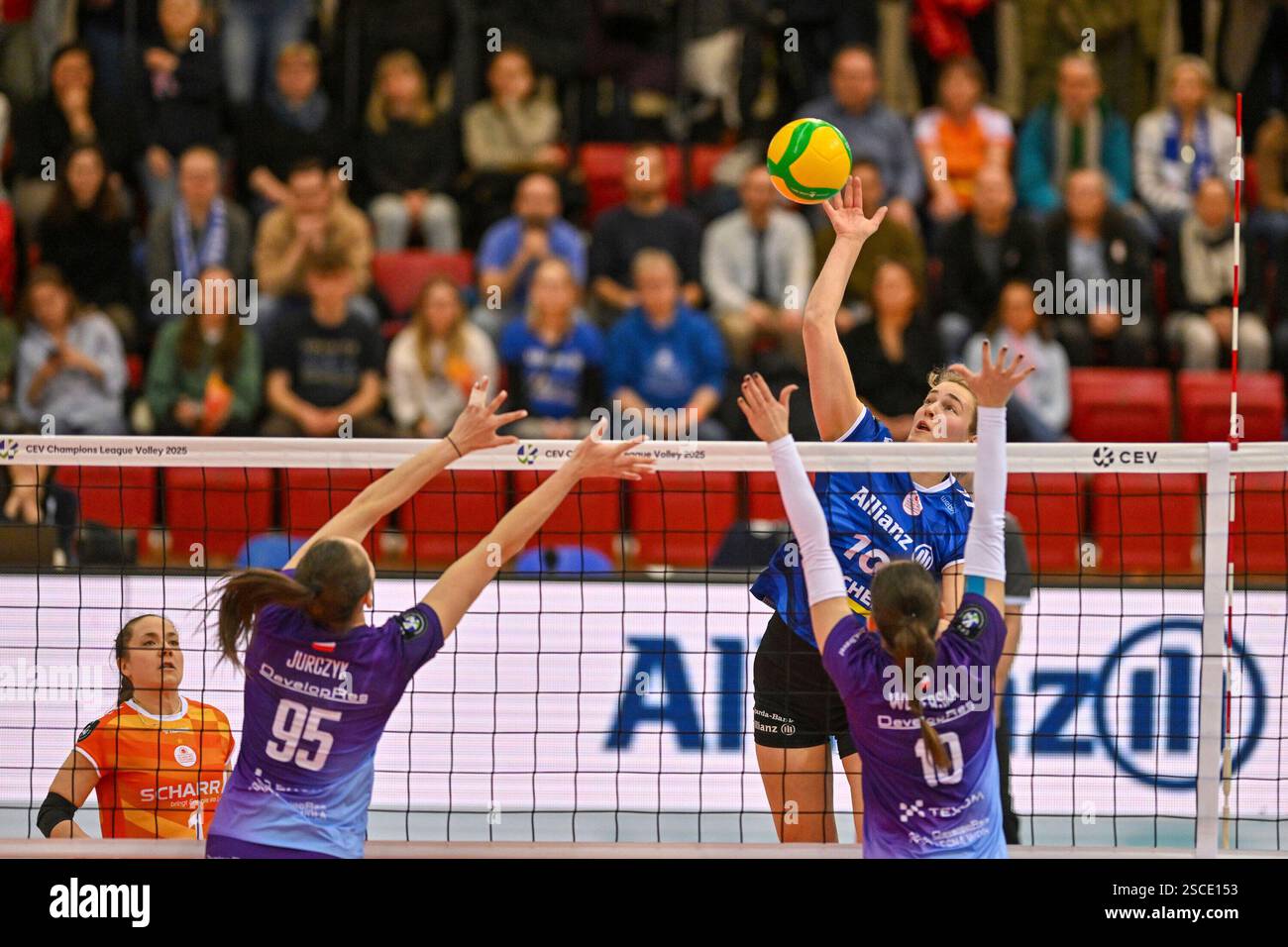 CEV, ChampionsLeague, Volleyball, Damen, Saison 2024/25, Allianz MTV Stuttgart (in Blau), gegen ...