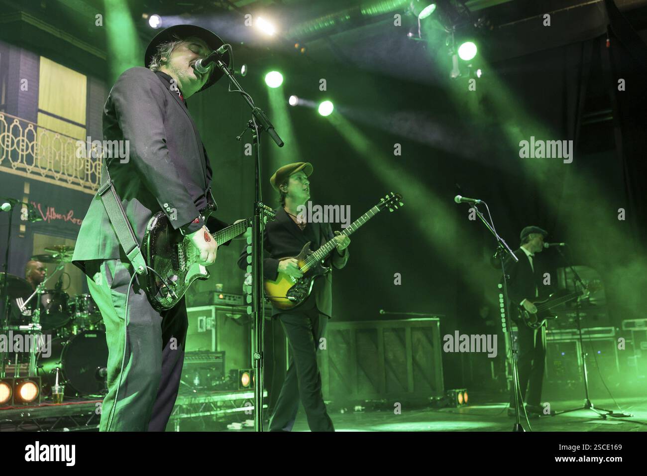 Pete Doherty and Carl Barat, singer of The Libertines live on European ...