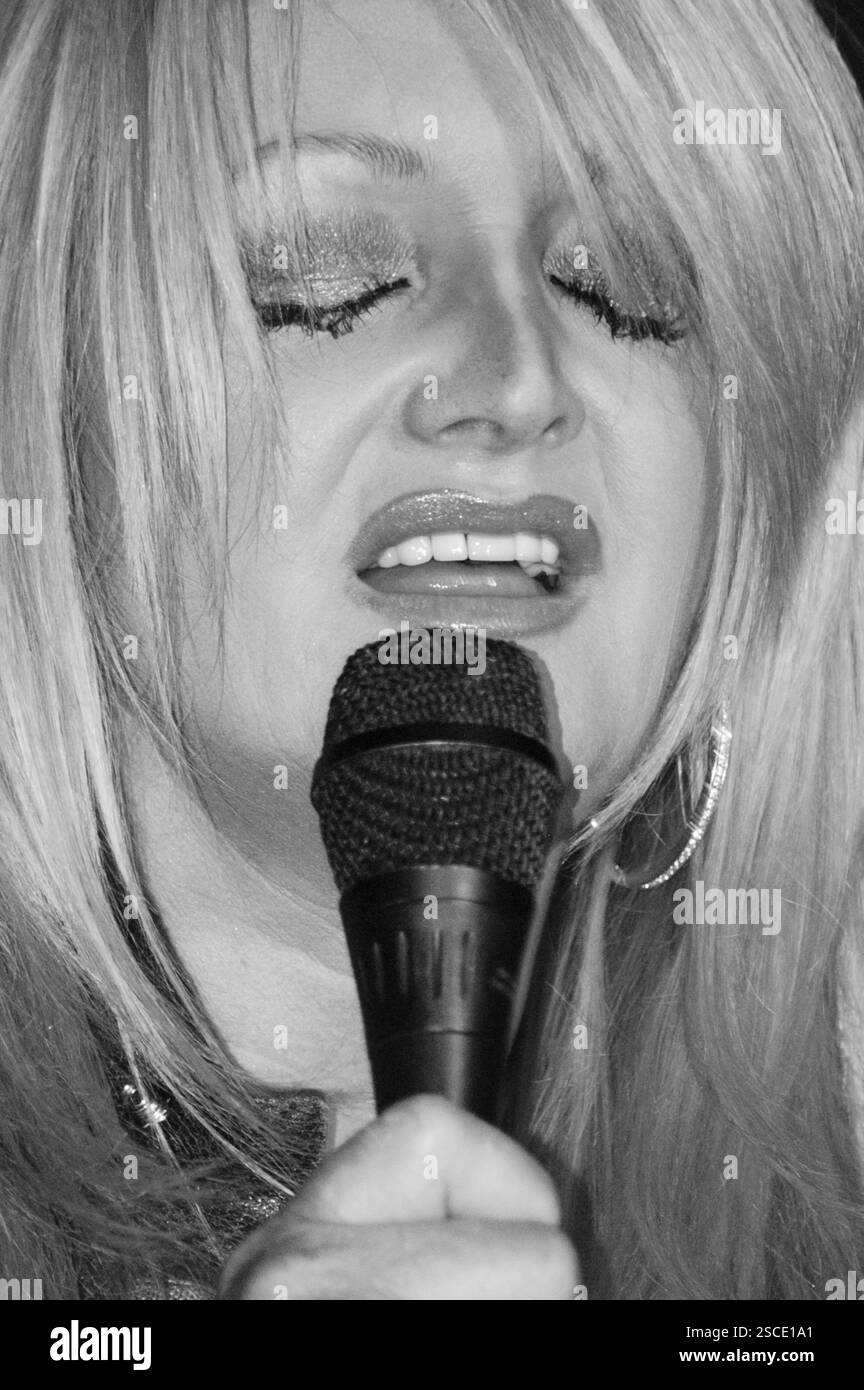 BONNIE TYLER, CONCERT, 2003: Legendary Welsh singer Bonnie Tyler ...