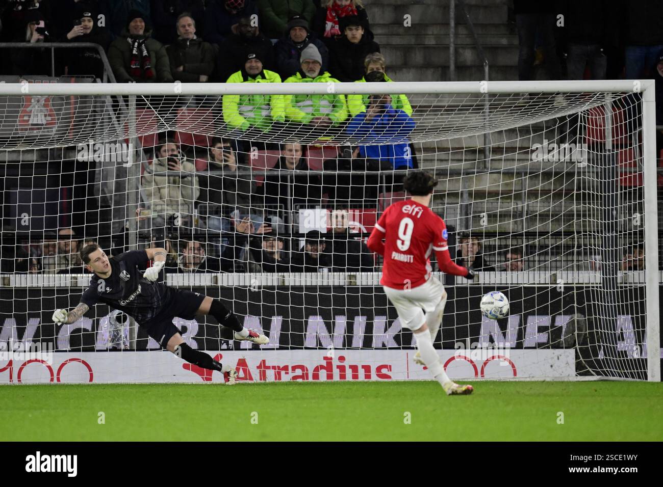 ALKMAAR - Troy Parrott of AZ scores the 2-1 during the KNVB Beker match ...