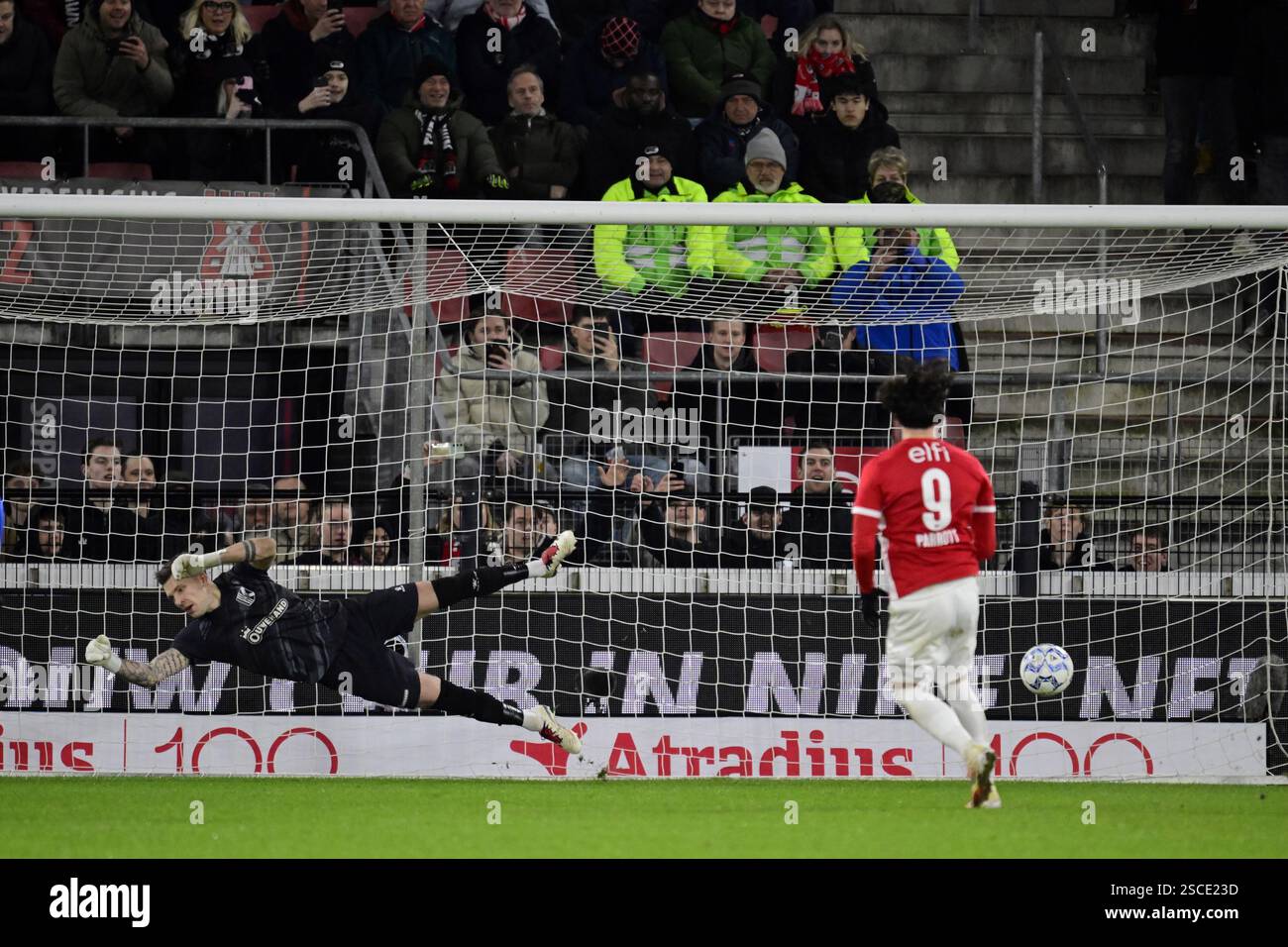 ALKMAAR - Troy Parrott of AZ scores the 2-1 during the KNVB Beker match ...