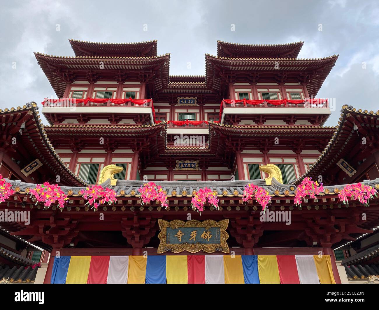 The striking exterior of the Buddha Tooth Relic Temple in Singapore ...