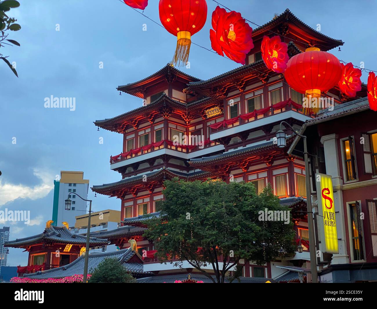 The striking exterior of the Buddha Tooth Relic Temple in Singapore ...