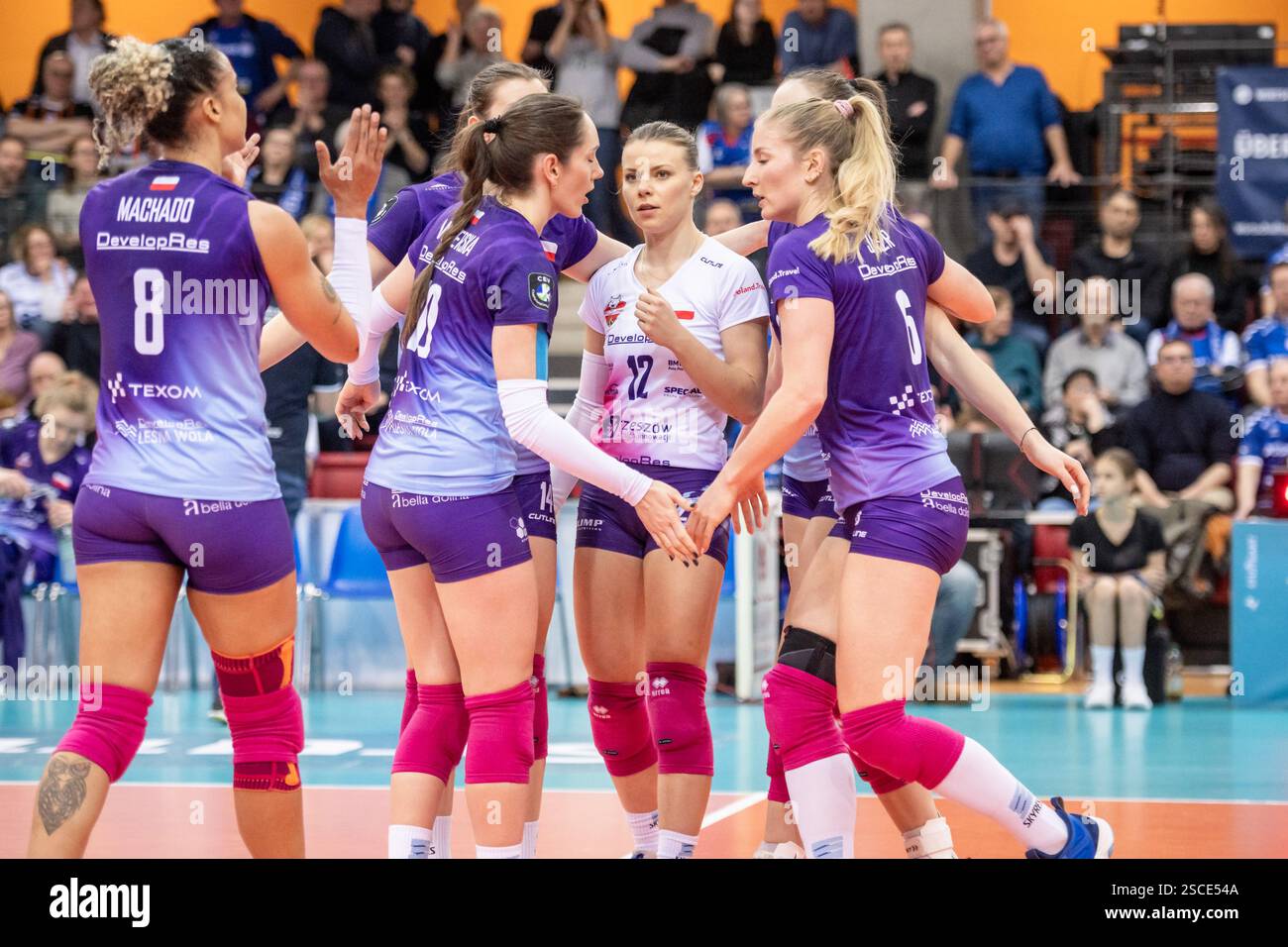 Aleksandra Szczyglowska (KS DevelopRes Rzeszow, #12) mit Team, kritische Blicke / GER, Allianz ...