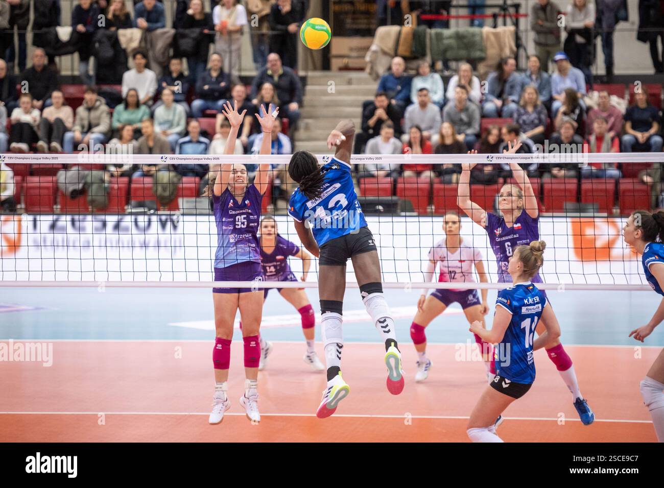 Krystal Rivers (Allianz MTV Stuttgart, #13) vs. Magdalena Jurczyk (KS ...