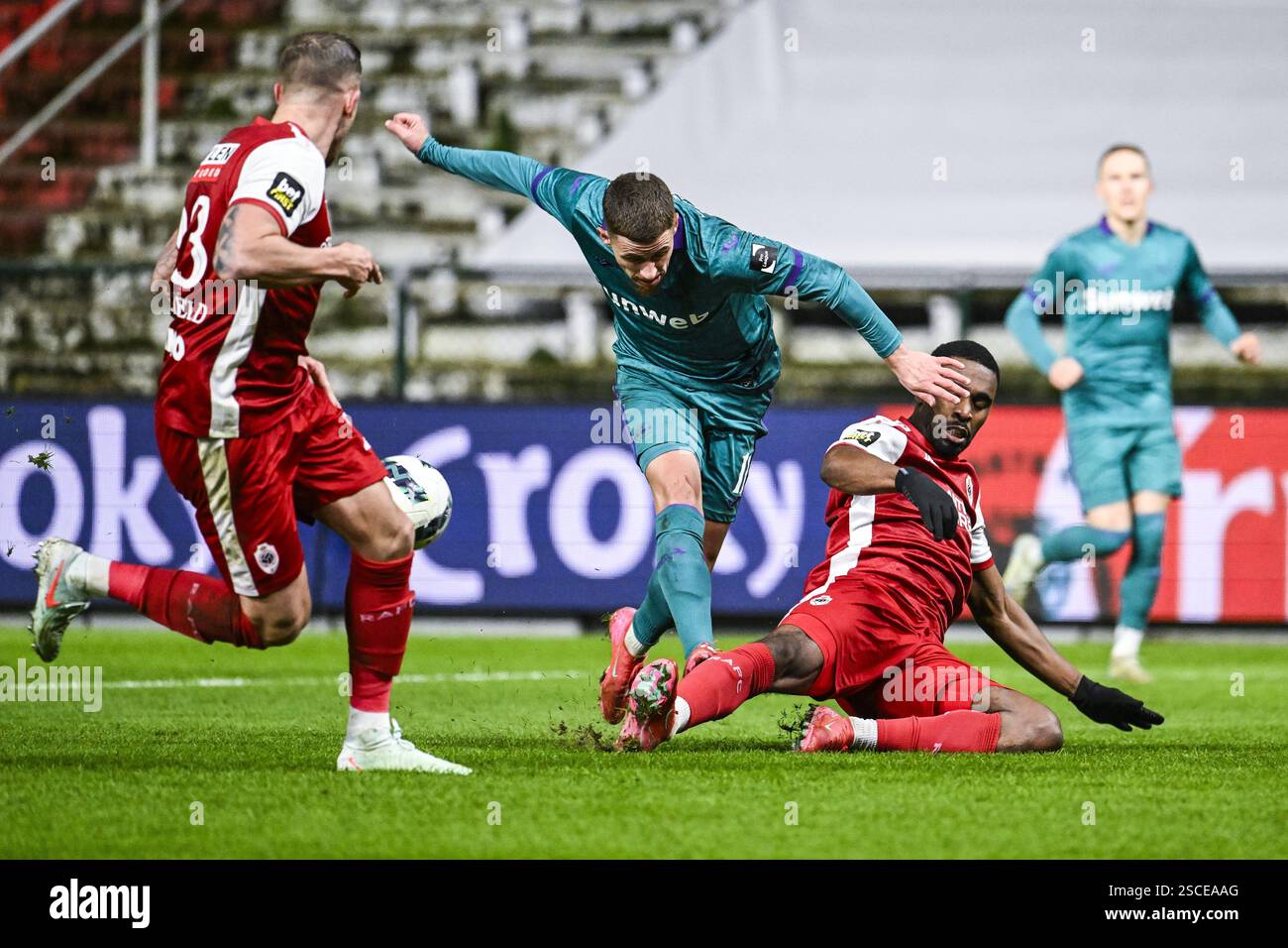 Antwerp, Belgium. 06th Feb, 2025. Anderlecht's Thorgan Hazard and Antwerp's Gyrano Kerk pictured ...