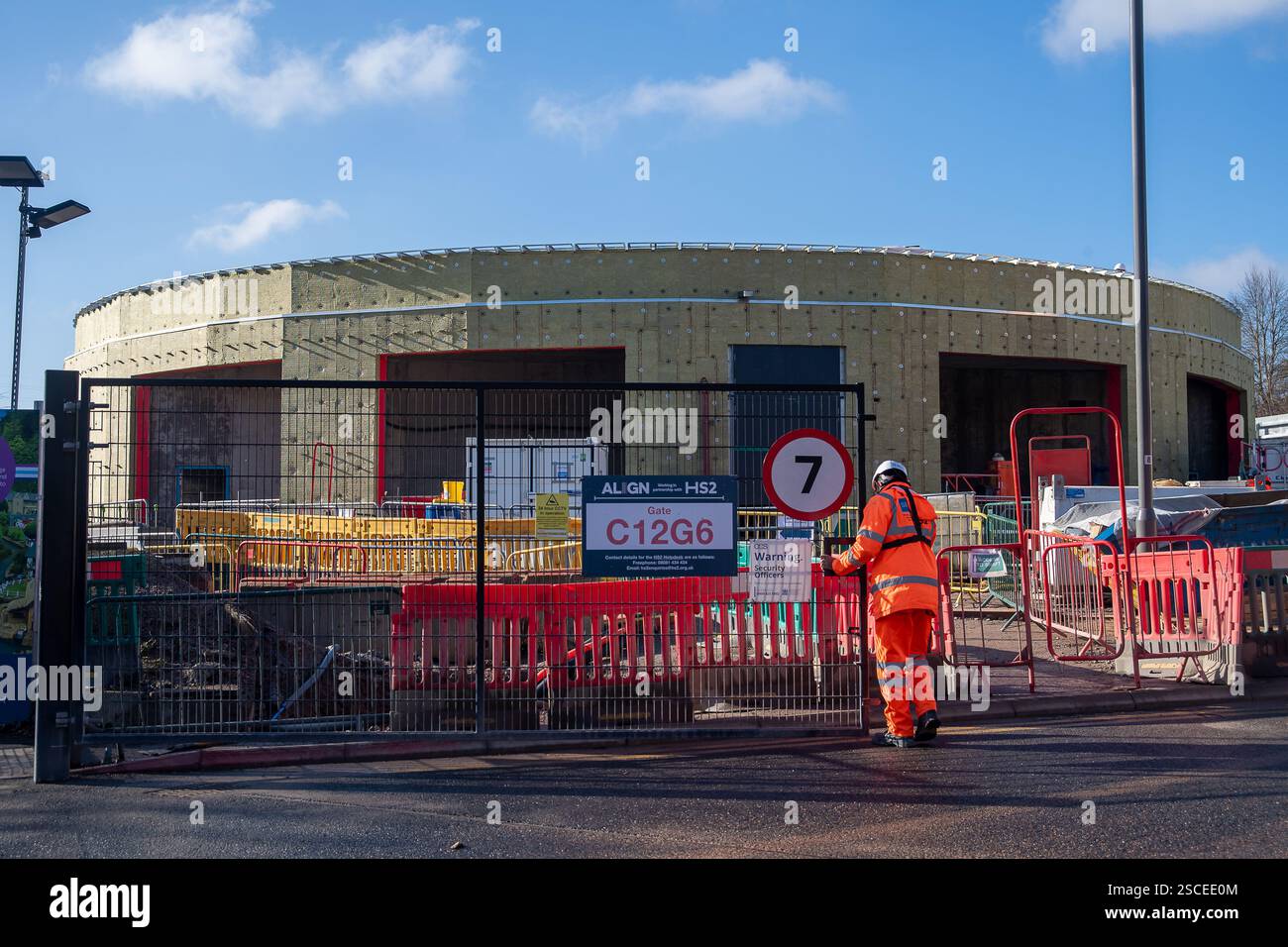 Amersham, UK. 6th February, 2024. Construction of the 38 metre deep HS2 High Speed Rail 2 ...
