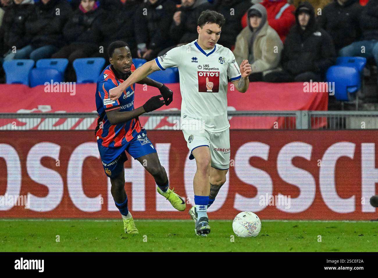 Severin Ottiger (FC Luzern, #02) am Ball, Philip Otele (FC Basel, #07 ...