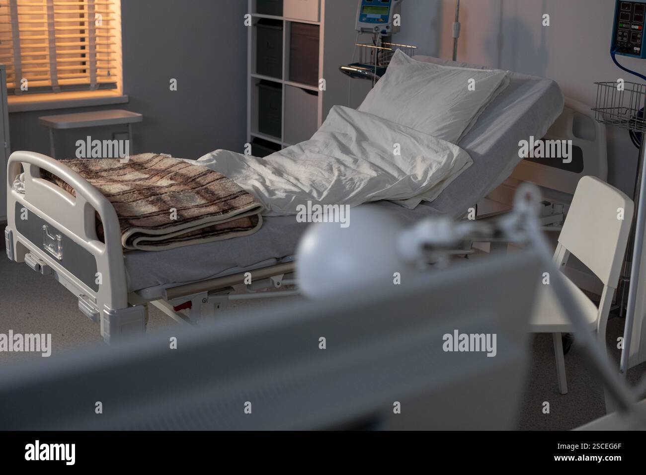 A hospital room with a bed and essential medical equipment for patient care and recovery Stock ...