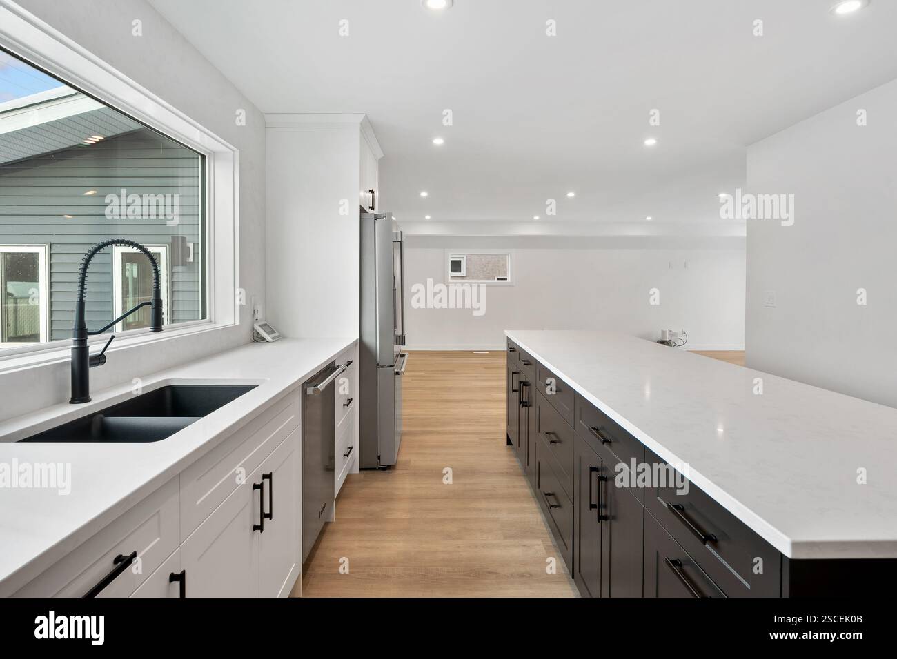 White kitchen black countertops hi-res stock photography and images - Alamy
