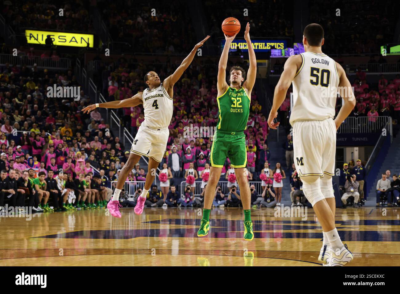 ANN ARBOR, MI - FEBRUARY 05: Oregon Ducks center Nate Bittle (32 ...