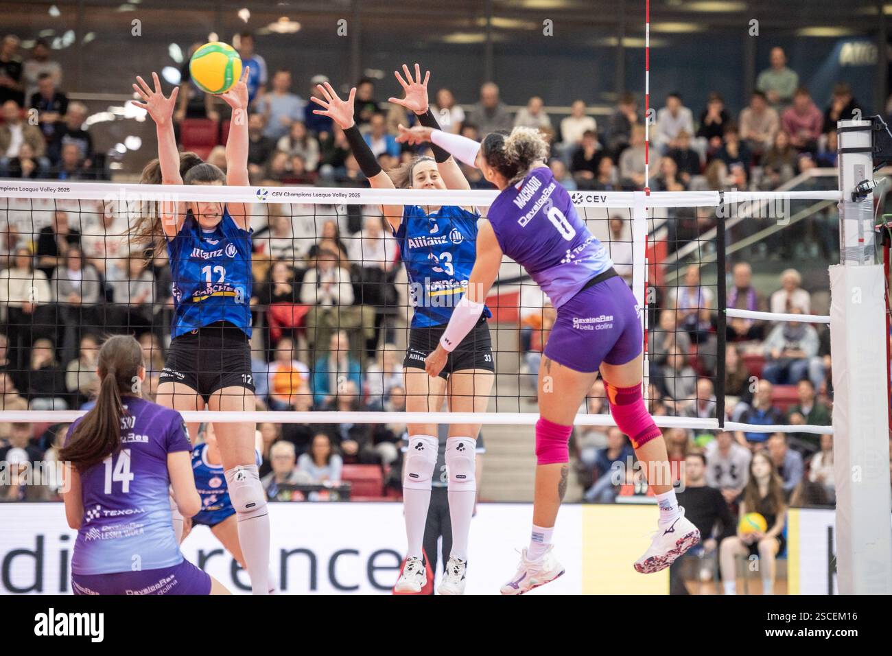 #08 vs. Lucia Varela Gomez (Allianz MTV Stuttgart, #12) und Maria ...