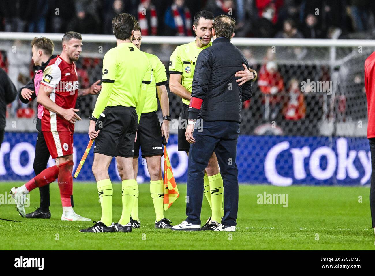 referee Jasper Vergoote and Antwerp's head coach Jonas De Roeck pictured after a soccer game ...