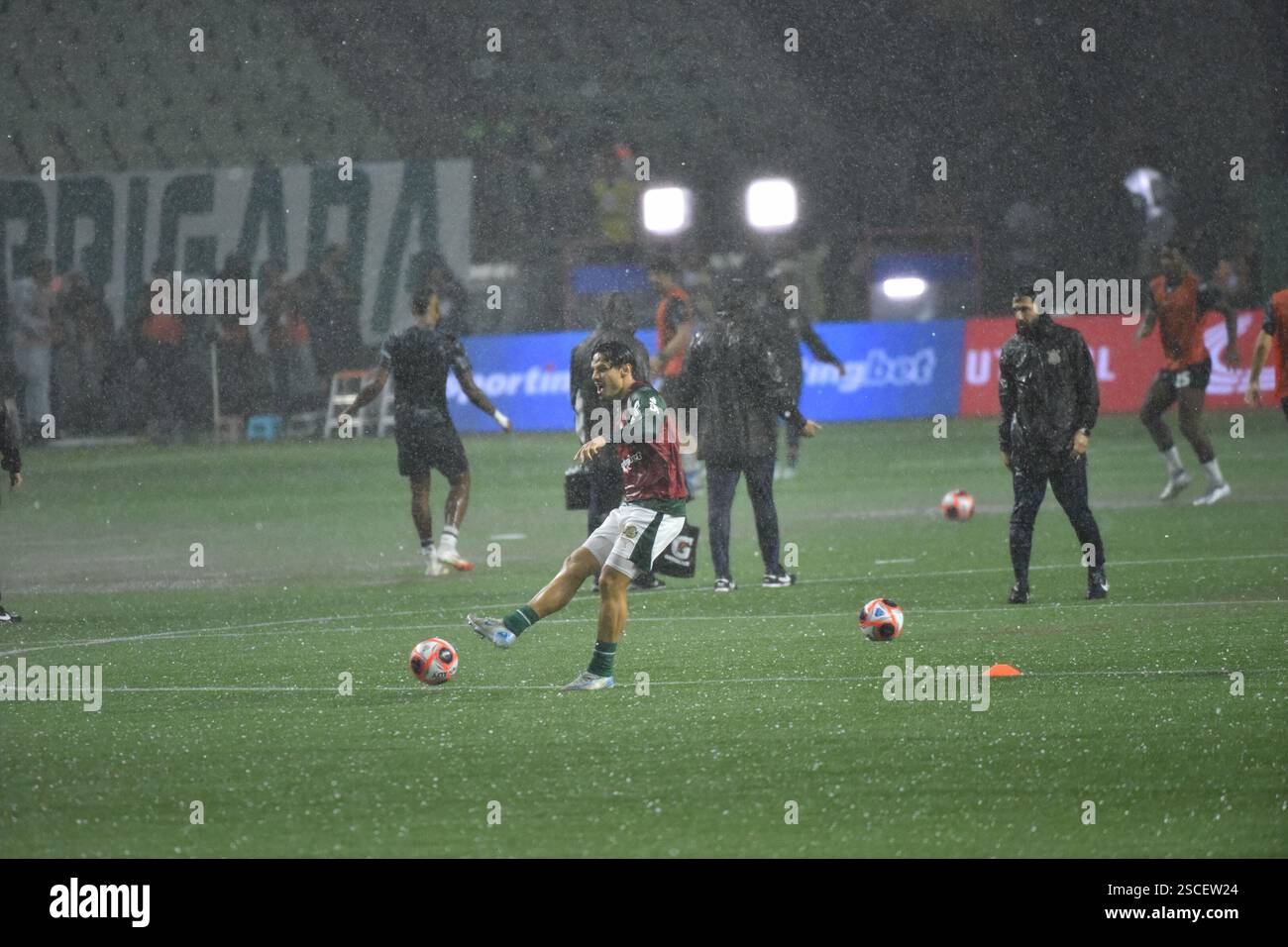 SÃO PAULO, SP - 06.02.2025: PALMEIRAS X CORINTHIANS - Heavy rain and ...