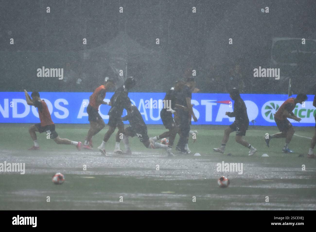 SÃO PAULO, SP - 06.02.2025: PALMEIRAS X CORINTHIANS - Heavy rain and ...