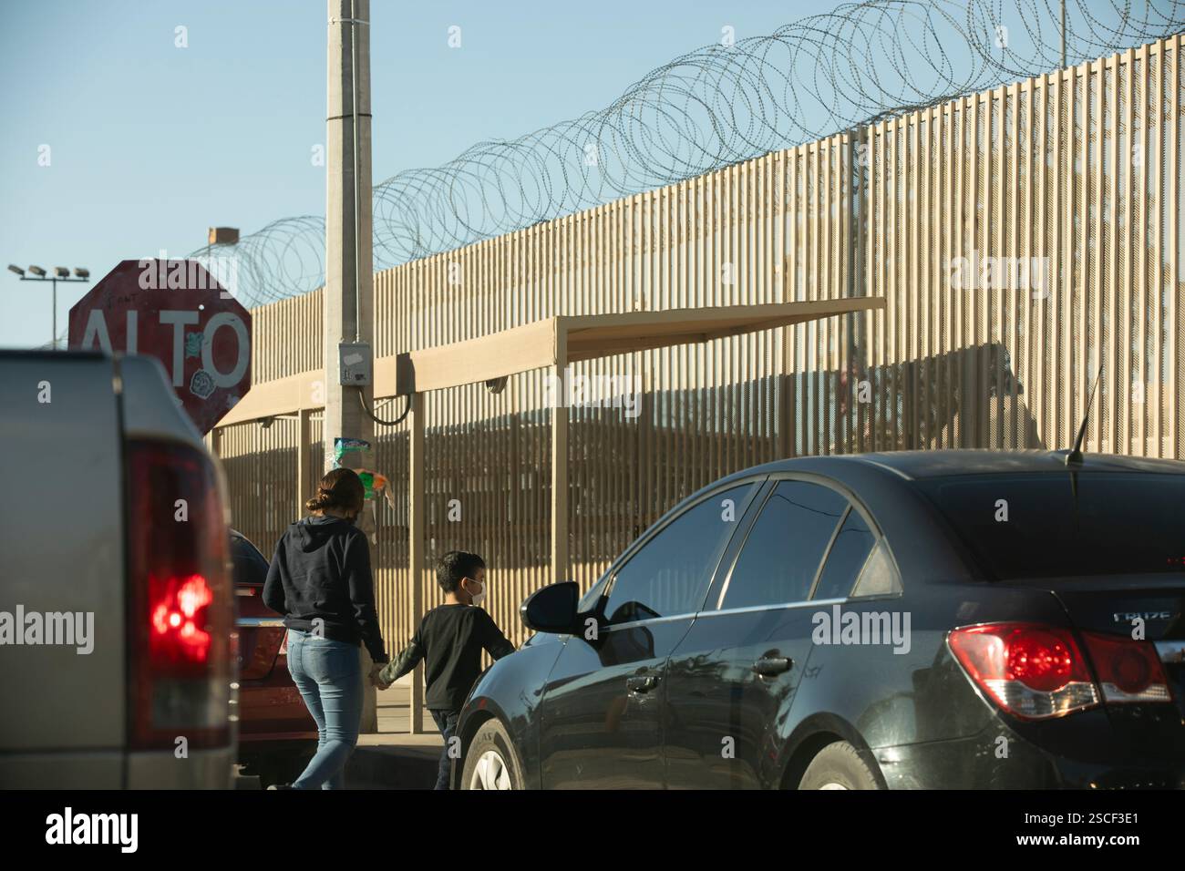 Child and concertina wire us border hi-res stock photography and images ...