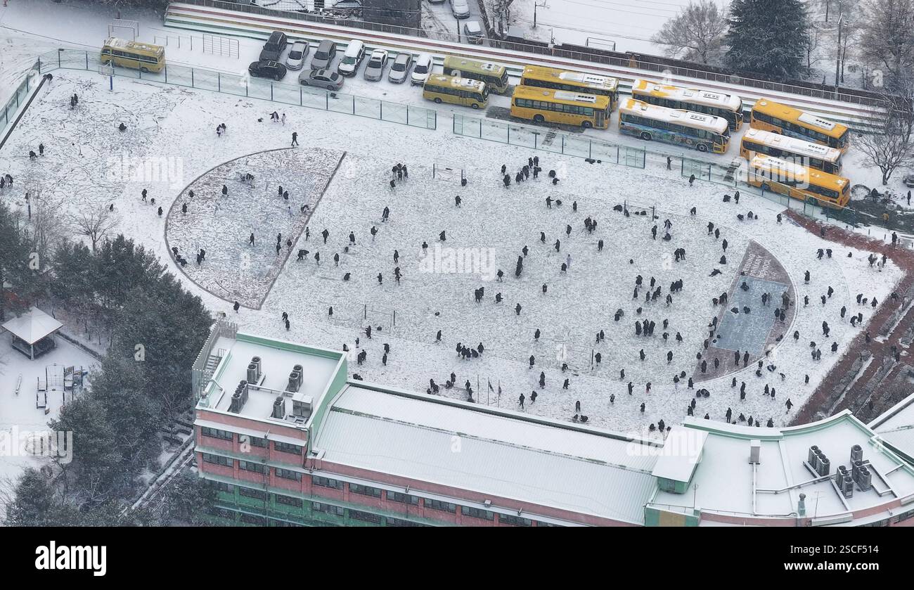 Heavy snowfall in S. Korea Pupils play on a playground covered with ...