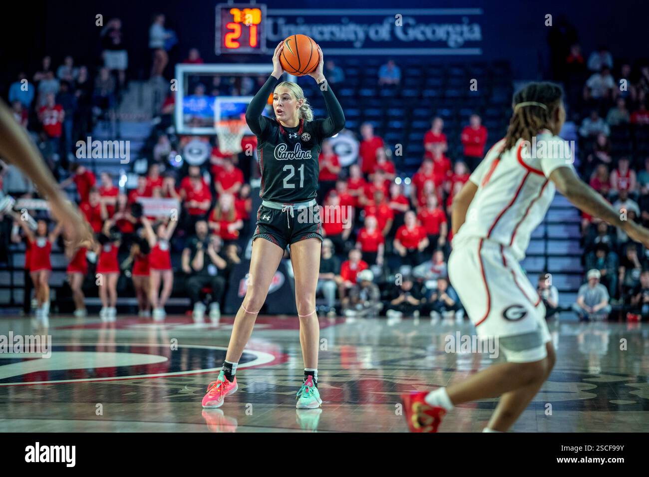 South Carolina forward Chloe Kitts (21) attempts to pass the ball ...