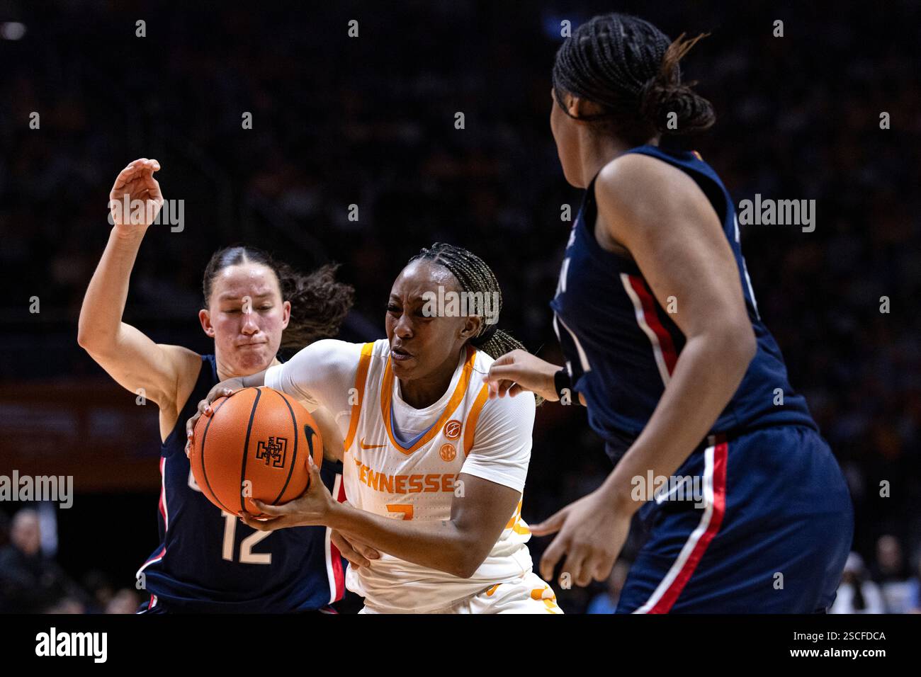 Tennessee guard Samara Spencer (7) drives between UConn guard Ashlynn ...
