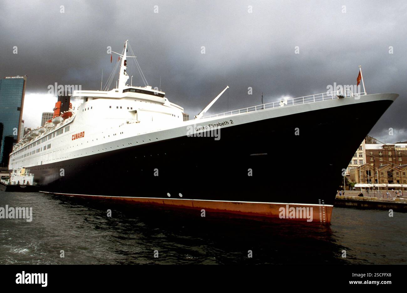 Ocean liner QE2 in Sydney Harbour Febuary 2002, Sydney, Australia Stock ...