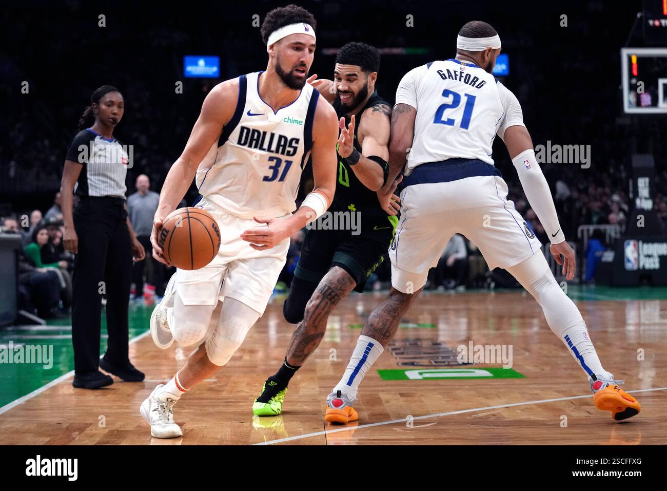 Dallas Mavericks guard Klay Thompson (31) drives to the basket as ...
