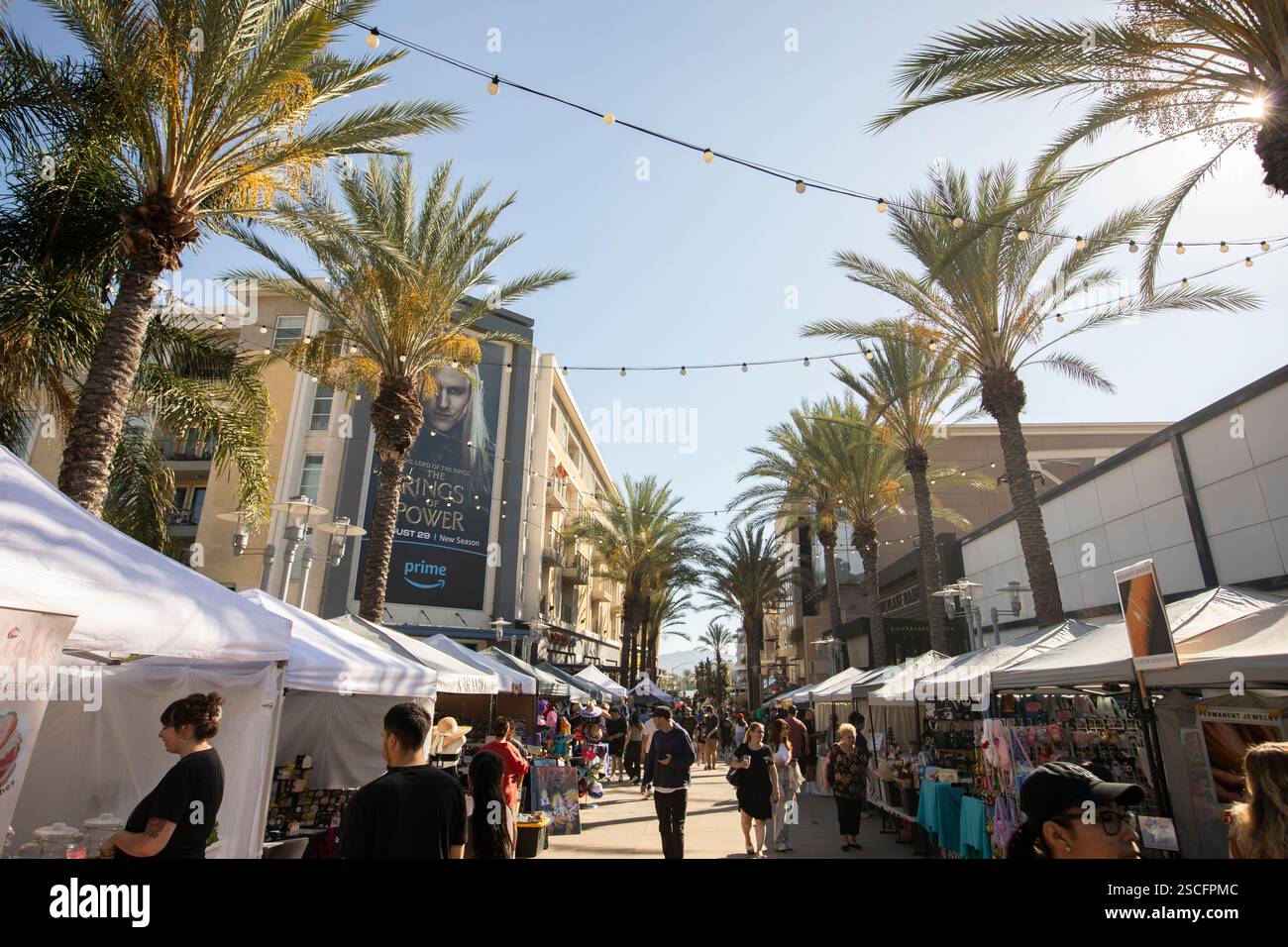 Burbank California Usa August 8 2024 People Walk Through The