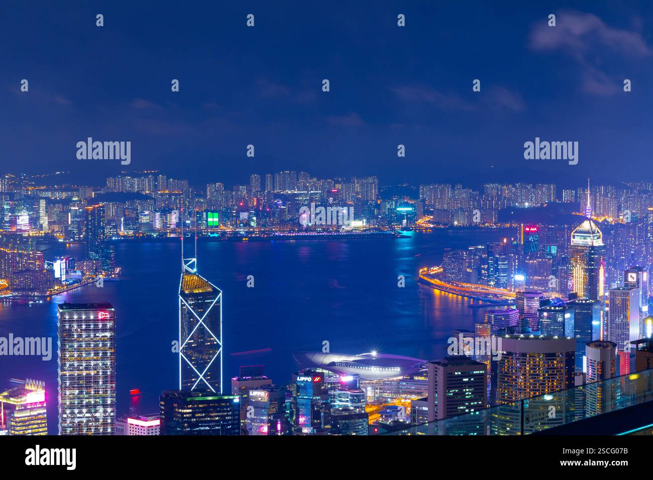 A night view of Hong Kong Island, Kowloon Island, Kowloon Bay and ...