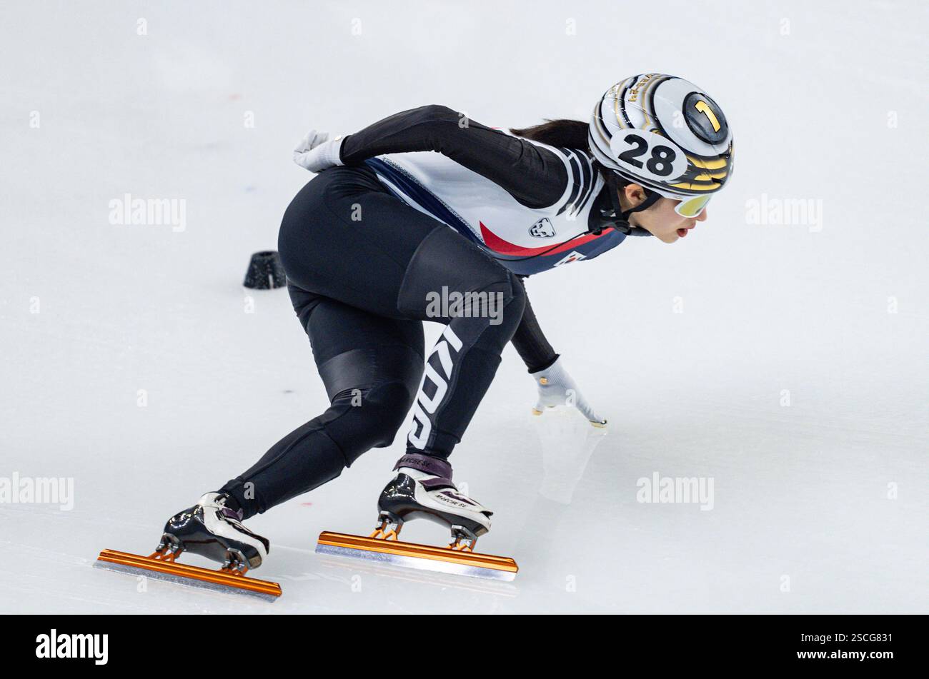 (250207) -- HARBIN, Feb. 7, 2025 (Xinhua) -- Kim Gilli of South Korea ...