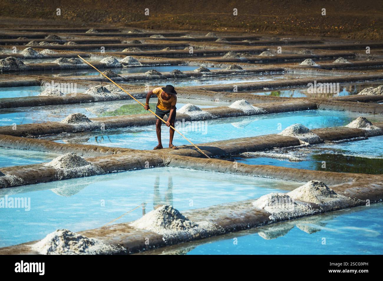 India, Goa, March 14 2017. Production of salt on a farm in India Stock ...