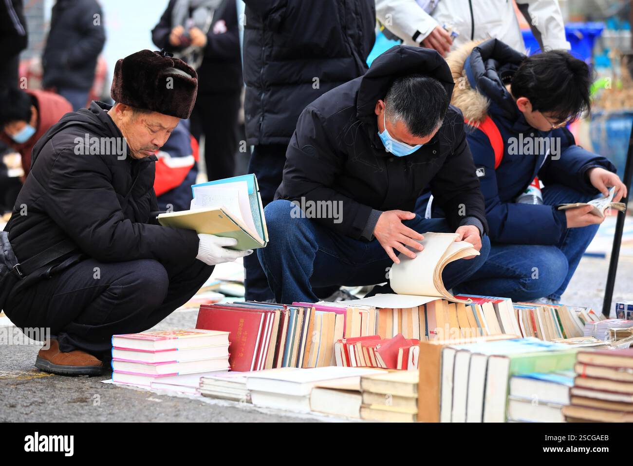 People select books at a second-hand book stand in Huai'an City, east ...