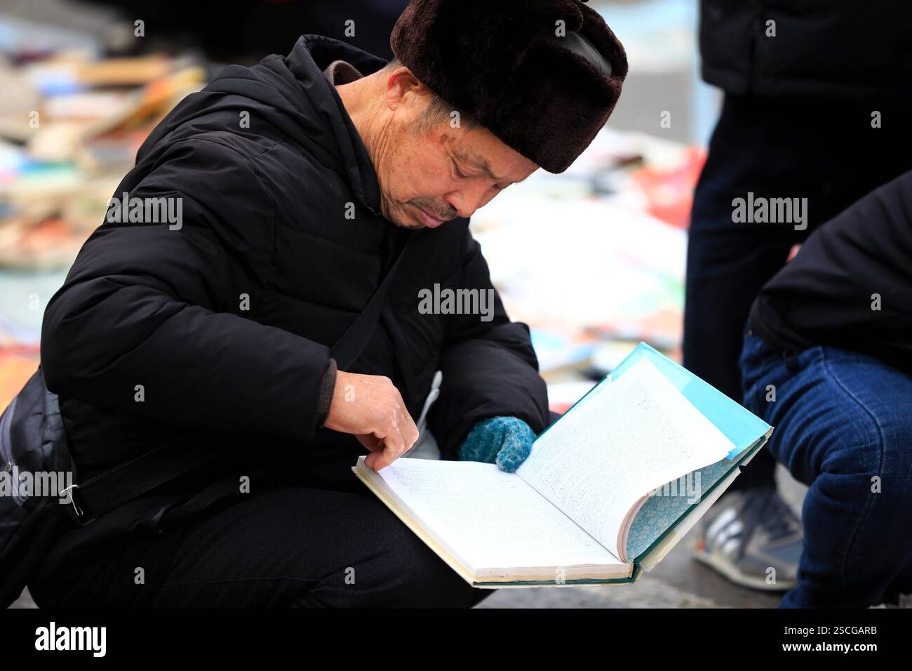 People select books at a second-hand book stand in Huai'an City, east ...