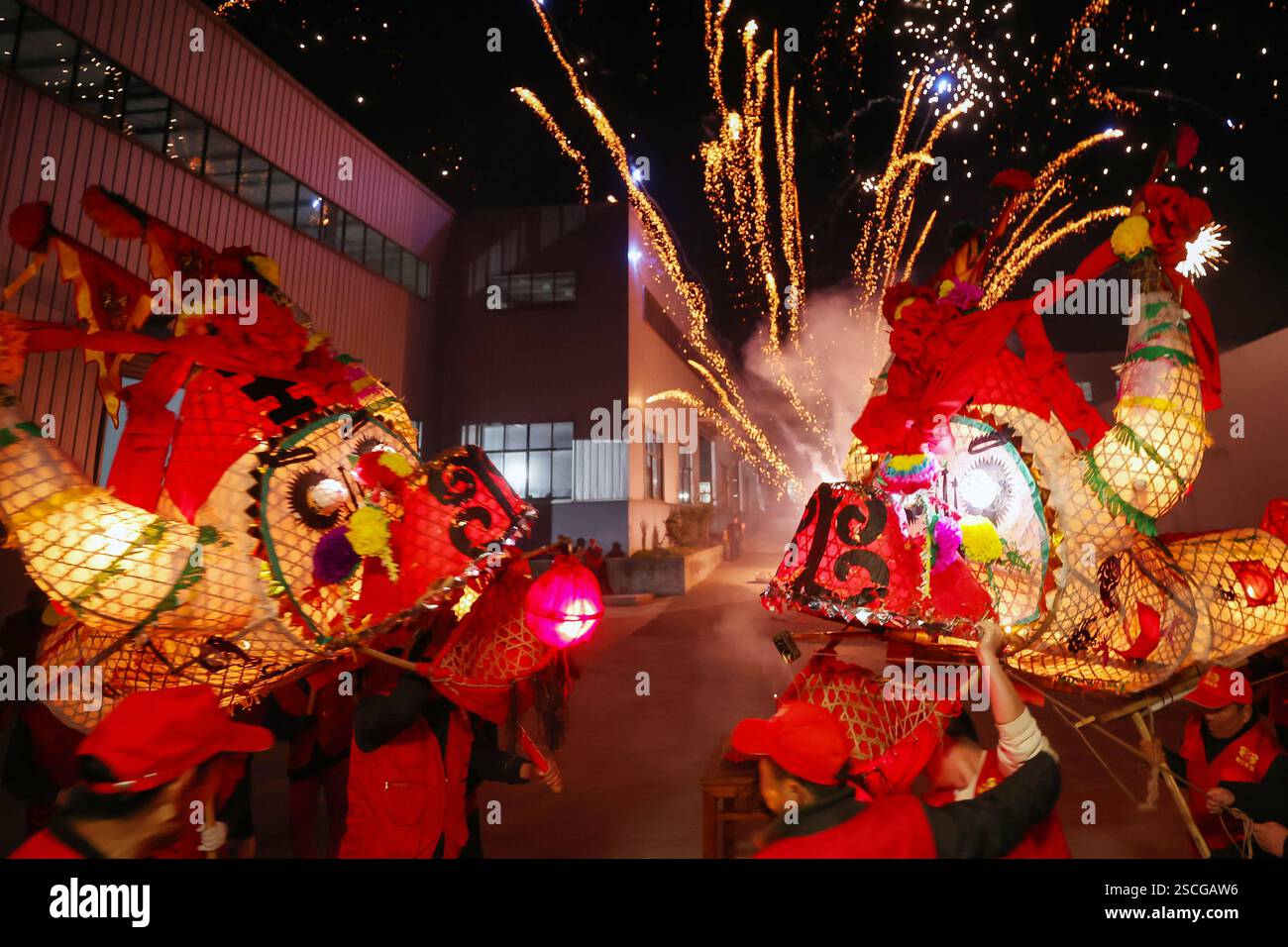 Nanjing,China.5th February 2025. A traditional dragon dance performance ...