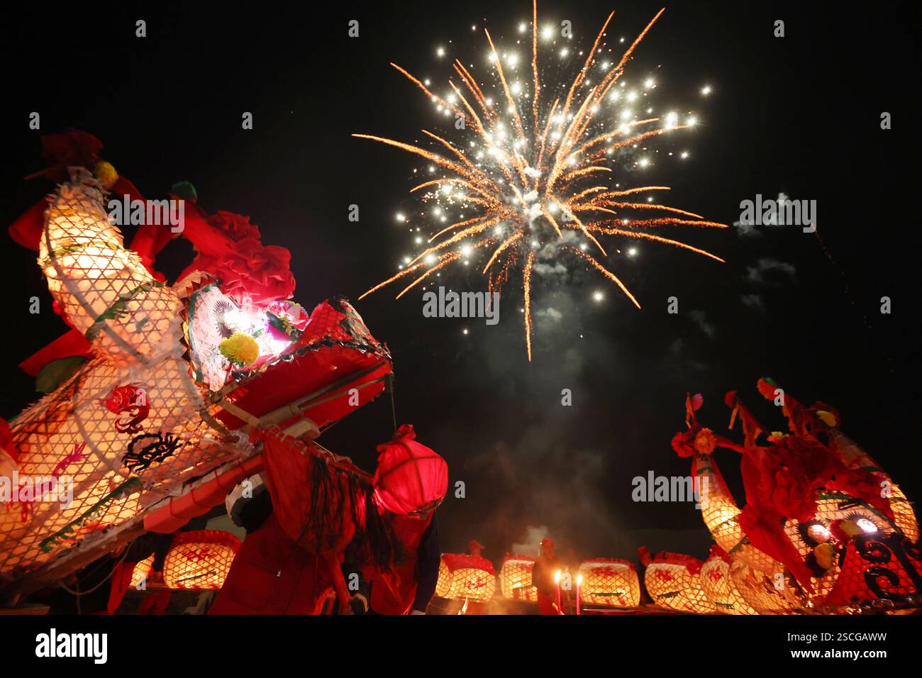 Nanjing,China.5th February 2025. A traditional dragon dance performance ...