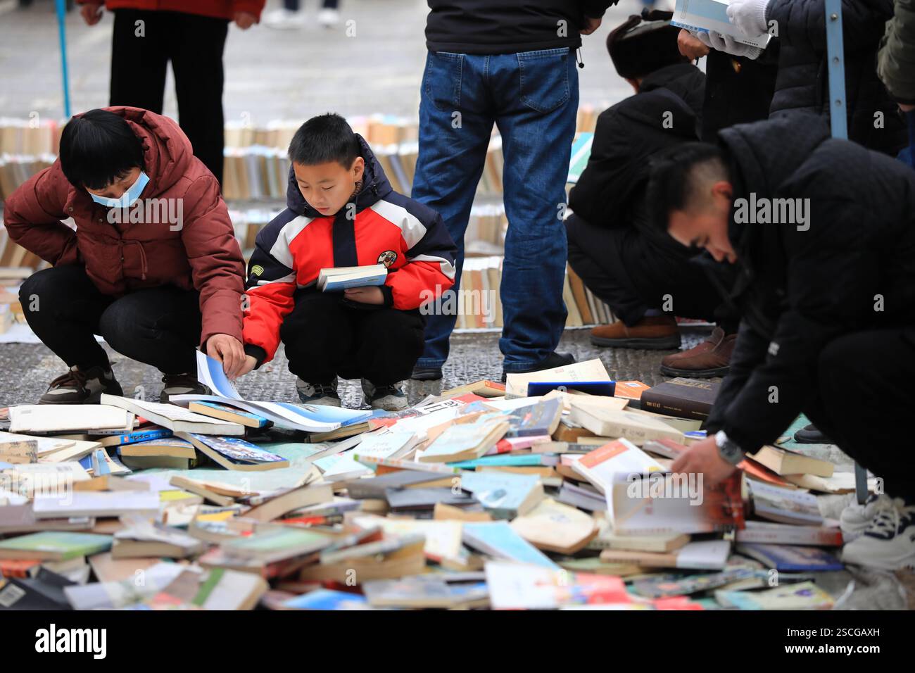 People select books at a second-hand book stand in Huai'an City, east ...