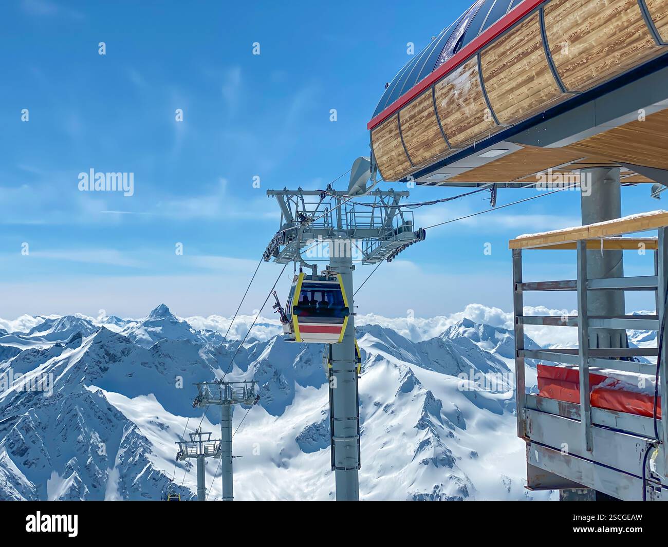 Lift cabins in mountain ski hi-res stock photography and images - Alamy