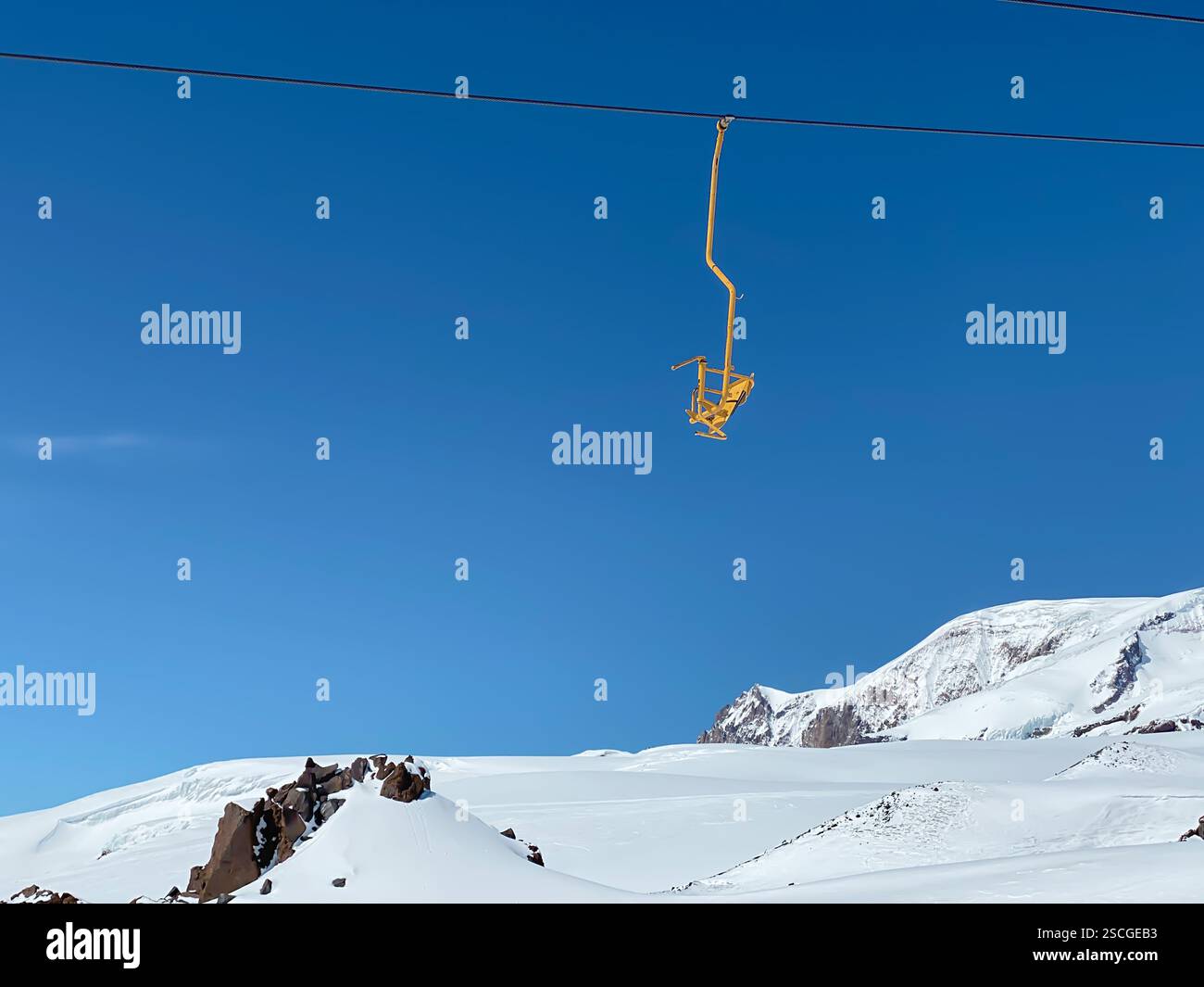 Yellow seat skiing lift hi-res stock photography and images - Alamy