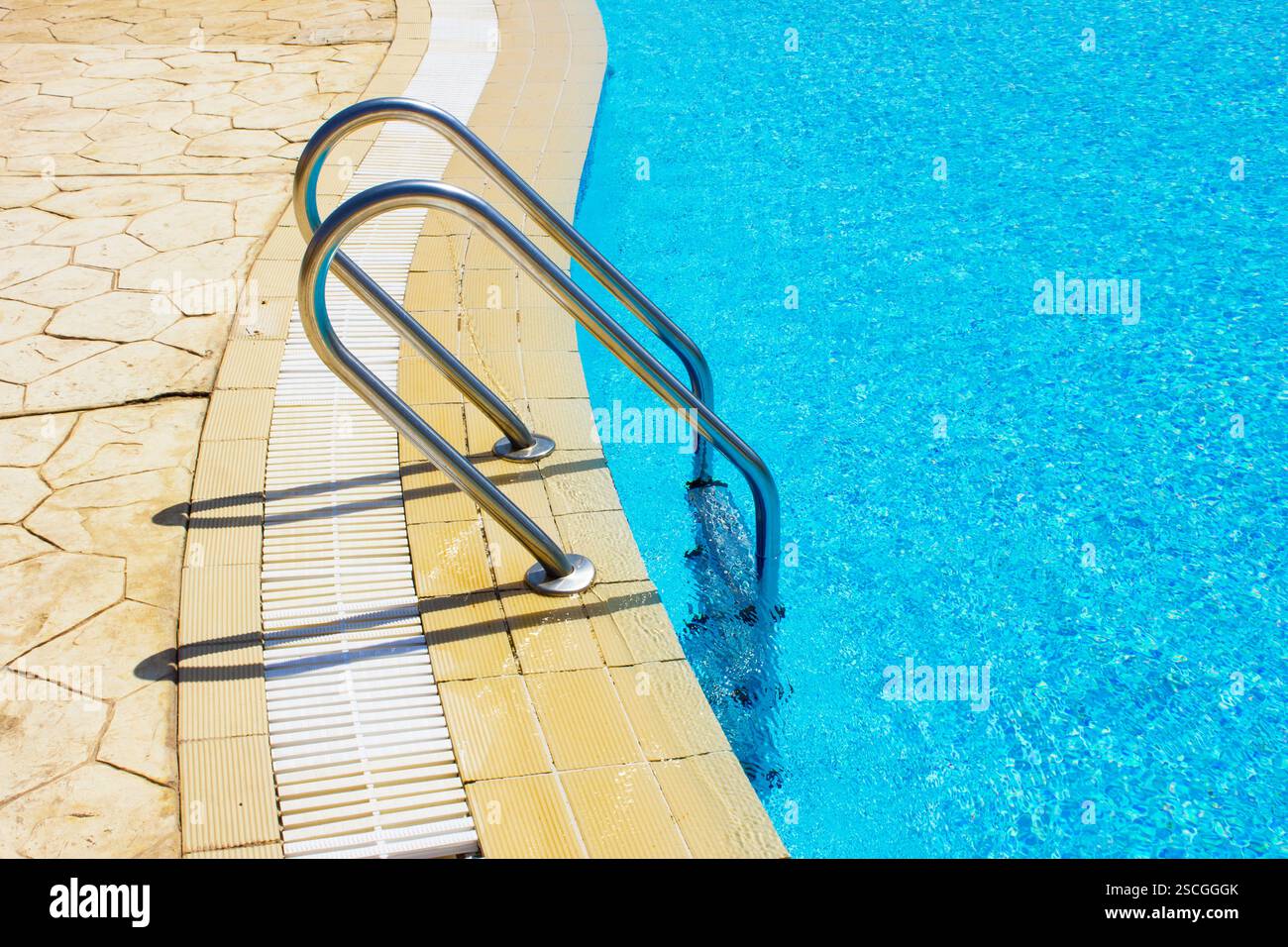Grab bars ladder in the blue swimming pool Stock Photo - Alamy