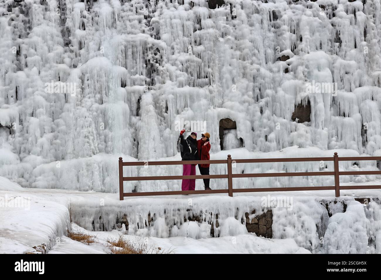 Tourists admire the icefall scenery in Rizhao City, east China's ...